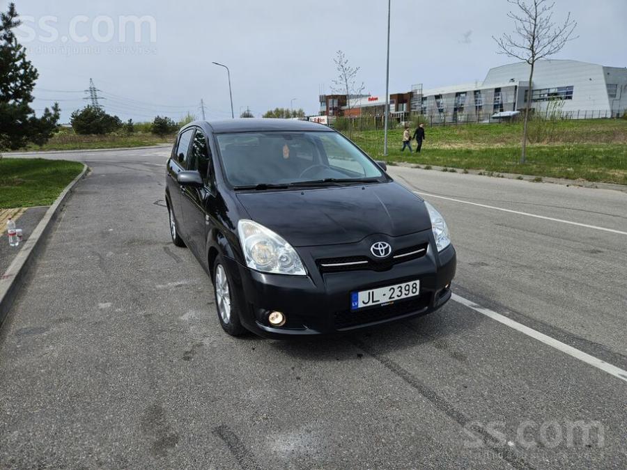 Melns Toyota Corolla Verso 2009 Rīga, ar dzinēja tilpumu 2.20 L un nobraukumu 350 tūkst. km par 2500 €, foto 1 vietnē AUTOMOTO.COM.LV