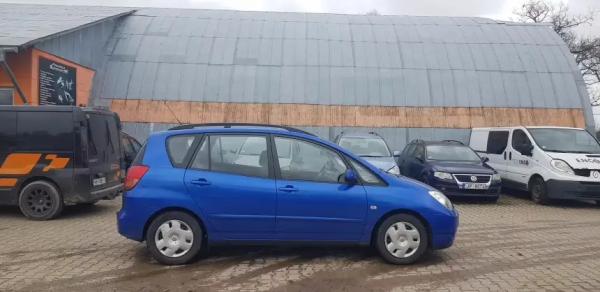 Blue Toyota Corolla Verso 2002 in Valmiera, with an engine capacity of 2.00 L and mileage of 279 thousand km for 1950 €, photo 2 on AUTOMOTO.COM.LV