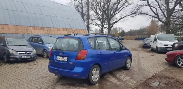 Blue Toyota Corolla Verso 2002 in Valmiera, with an engine capacity of 2.00 L and mileage of 279 thousand km for 1950 €, photo 3 on AUTOMOTO.COM.LV