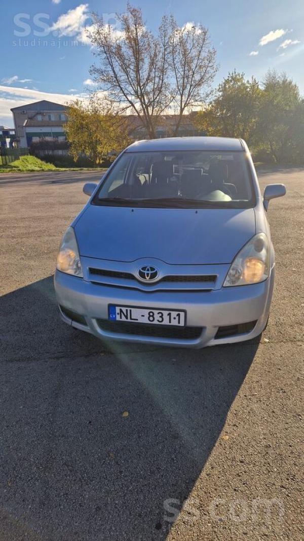 Zils Toyota Corolla Verso 2006 Preiļi, ar dzinēja tilpumu 2.20 L un nobraukumu 400 tūkst. km par 1350 €, foto 4 vietnē AUTOMOTO.COM.LV