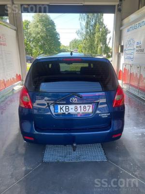 Zils Toyota Corolla Verso 2002 Rīga, ar dzinēja tilpumu 2.00 L un nobraukumu 320 tūkst. km par 1200 €, foto 4 vietnē AUTOMOTO.COM.LV