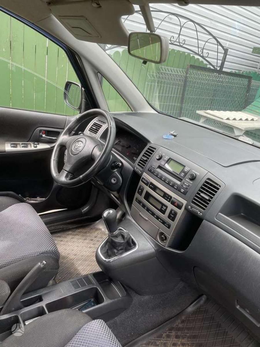 Zils Toyota Corolla Verso 2002 Viļņa, ar dzinēja tilpumu 2.00 L un nobraukumu 187 tūkst. km par 950 €, foto 5 vietnē AUTOMOTO.COM.LV
