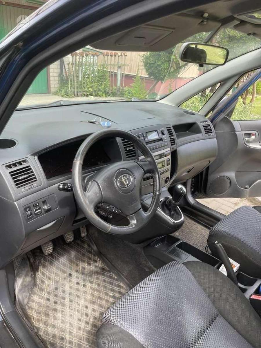 Zils Toyota Corolla Verso 2002 Viļņa, ar dzinēja tilpumu 2.00 L un nobraukumu 187 tūkst. km par 950 €, foto 7 vietnē AUTOMOTO.COM.LV