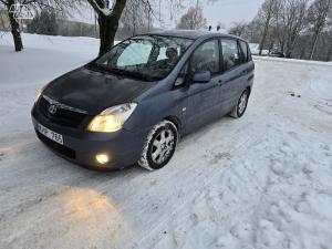 Zils Toyota Corolla Verso 2003 Radviliškis, ar dzinēja tilpumu 2.00 L un nobraukumu 398 tūkst. km par 1290 €, foto  vietnē AUTOMOTO.COM.LV
