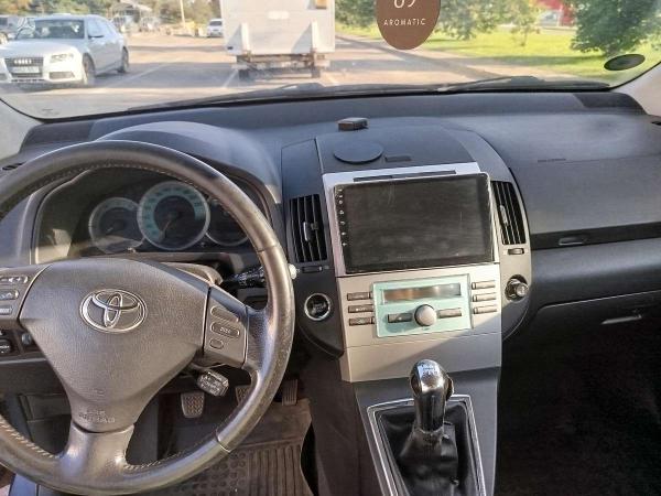 Zils Toyota Corolla Verso 2004 Panevēža, ar dzinēja tilpumu 2.00 L un nobraukumu 299 tūkst. km par 1200 €, foto 8 vietnē AUTOMOTO.COM.LV