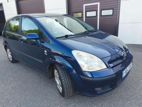 Blue Toyota Corolla Verso 2004 in Utena, with an engine capacity of 2.00 L and mileage of 281 thousand km for 1250 €, photo 2 on AUTOMOTO.COM.LV
