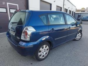 Blue Toyota Corolla Verso 2004 in Utena, with an engine capacity of 2.00 L and mileage of 281 thousand km for 1250 €, photo 4 on AUTOMOTO.COM.LV