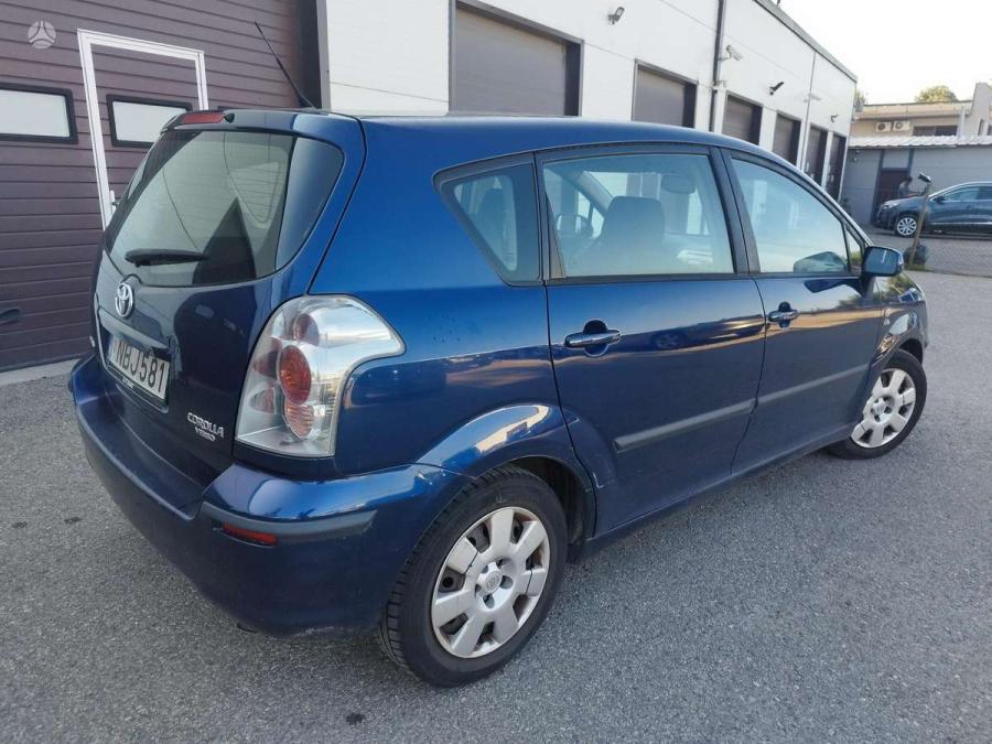 Blue Toyota Corolla Verso 2004 in Utena, with an engine capacity of 2.00 L and mileage of 281 thousand km for 1250 €, photo 4 on AUTOMOTO.COM.LV