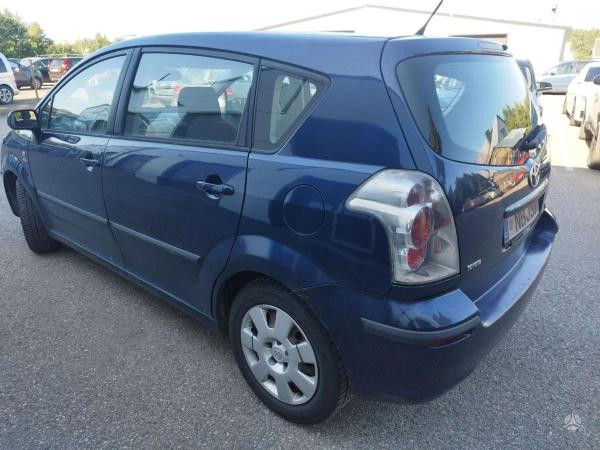Blue Toyota Corolla Verso 2004 in Utena, with an engine capacity of 2.00 L and mileage of 281 thousand km for 1250 €, photo 4 on AUTOMOTO.COM.LV