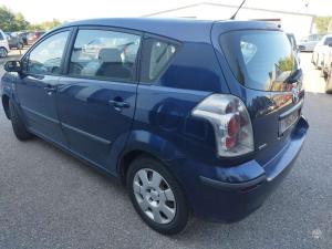 Blue Toyota Corolla Verso 2004 in Utena, with an engine capacity of 2.00 L and mileage of 281 thousand km for 1250 €, photo 5 on AUTOMOTO.COM.LV