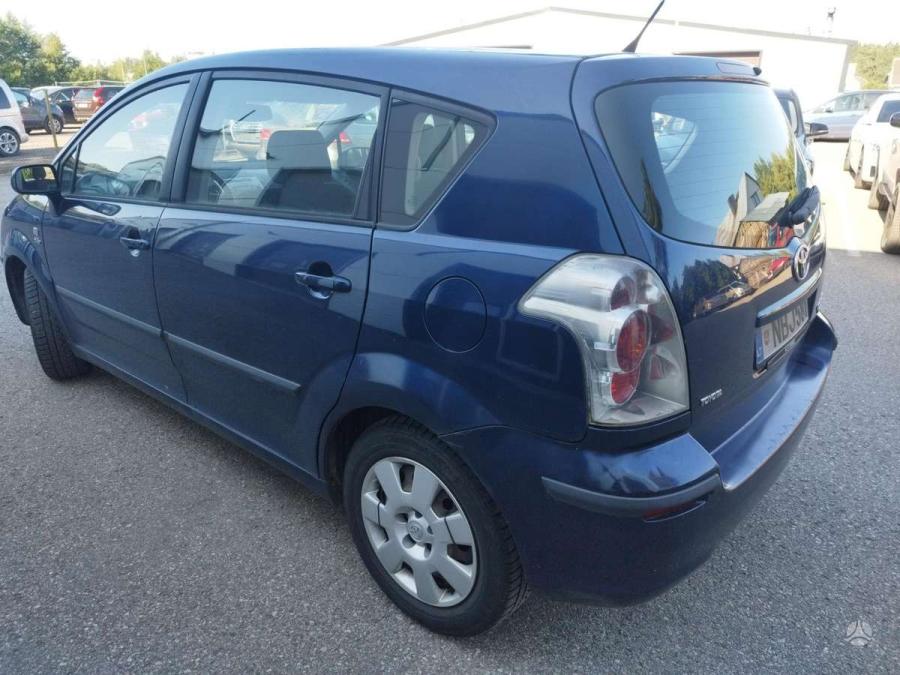 Blue Toyota Corolla Verso 2004 in Utena, with an engine capacity of 2.00 L and mileage of 281 thousand km for 1250 €, photo 5 on AUTOMOTO.COM.LV