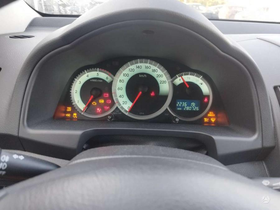 Blue Toyota Corolla Verso 2004 in Utena, with an engine capacity of 2.00 L and mileage of 281 thousand km for 1250 €, photo 8 on AUTOMOTO.COM.LV
