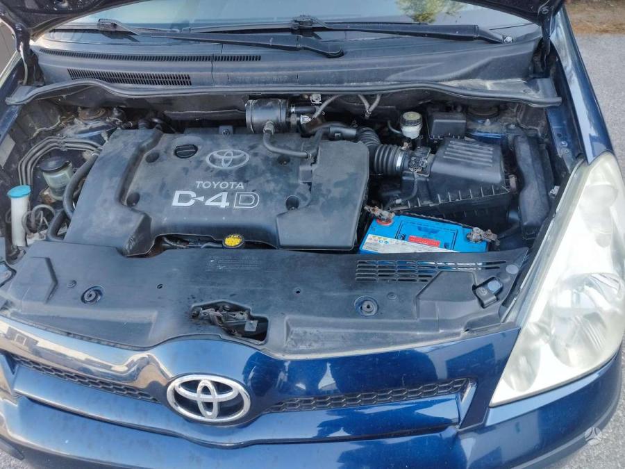 Blue Toyota Corolla Verso 2004 in Utena, with an engine capacity of 2.00 L and mileage of 281 thousand km for 1250 €, photo 9 on AUTOMOTO.COM.LV