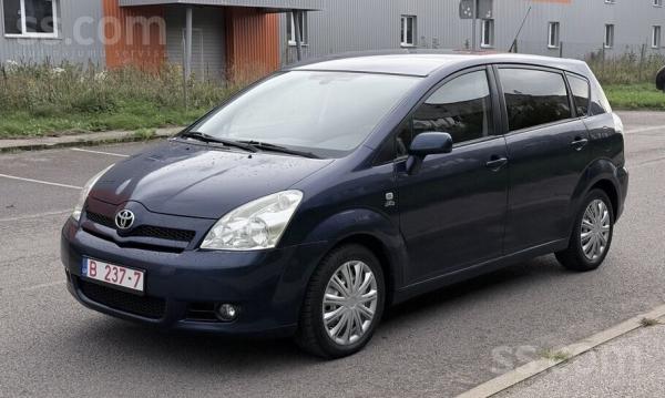 Blue Toyota Corolla Verso 2004 in Daugavpils, with an engine capacity of 2.00 L and mileage of 242 thousand km for 1490 €, photo 1 on AUTOMOTO.COM.LV