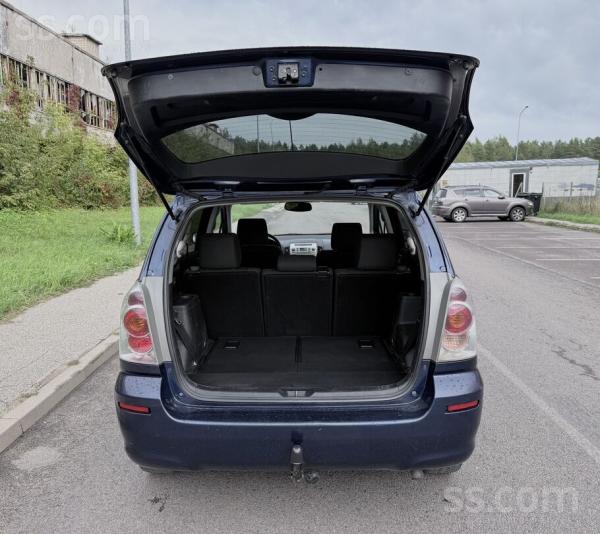 Blue Toyota Corolla Verso 2004 in Daugavpils, with an engine capacity of 2.00 L and mileage of 242 thousand km for 1490 €, photo 7 on AUTOMOTO.COM.LV