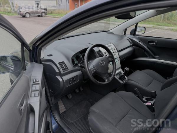 Blue Toyota Corolla Verso 2004 in Daugavpils, with an engine capacity of 2.00 L and mileage of 242 thousand km for 1490 €, photo 8 on AUTOMOTO.COM.LV
