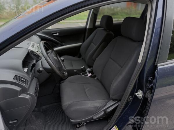 Blue Toyota Corolla Verso 2004 in Daugavpils, with an engine capacity of 2.00 L and mileage of 242 thousand km for 1490 €, photo 9 on AUTOMOTO.COM.LV