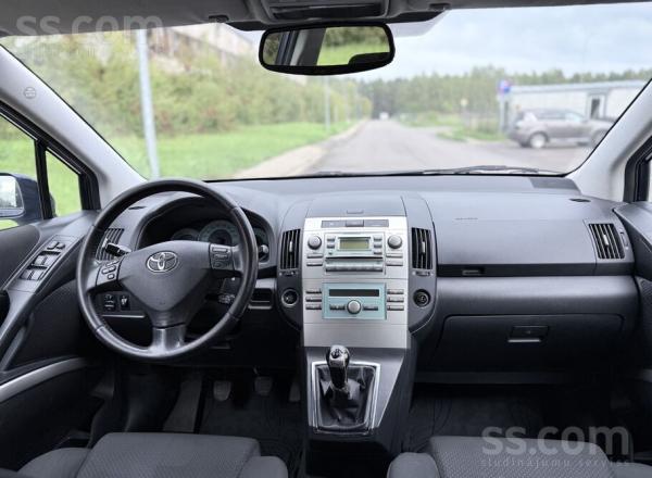 Blue Toyota Corolla Verso 2004 in Daugavpils, with an engine capacity of 2.00 L and mileage of 242 thousand km for 1490 €, photo 10 on AUTOMOTO.COM.LV