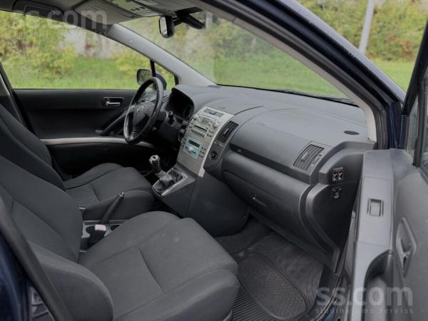 Blue Toyota Corolla Verso 2004 in Daugavpils, with an engine capacity of 2.00 L and mileage of 242 thousand km for 1490 €, photo 11 on AUTOMOTO.COM.LV