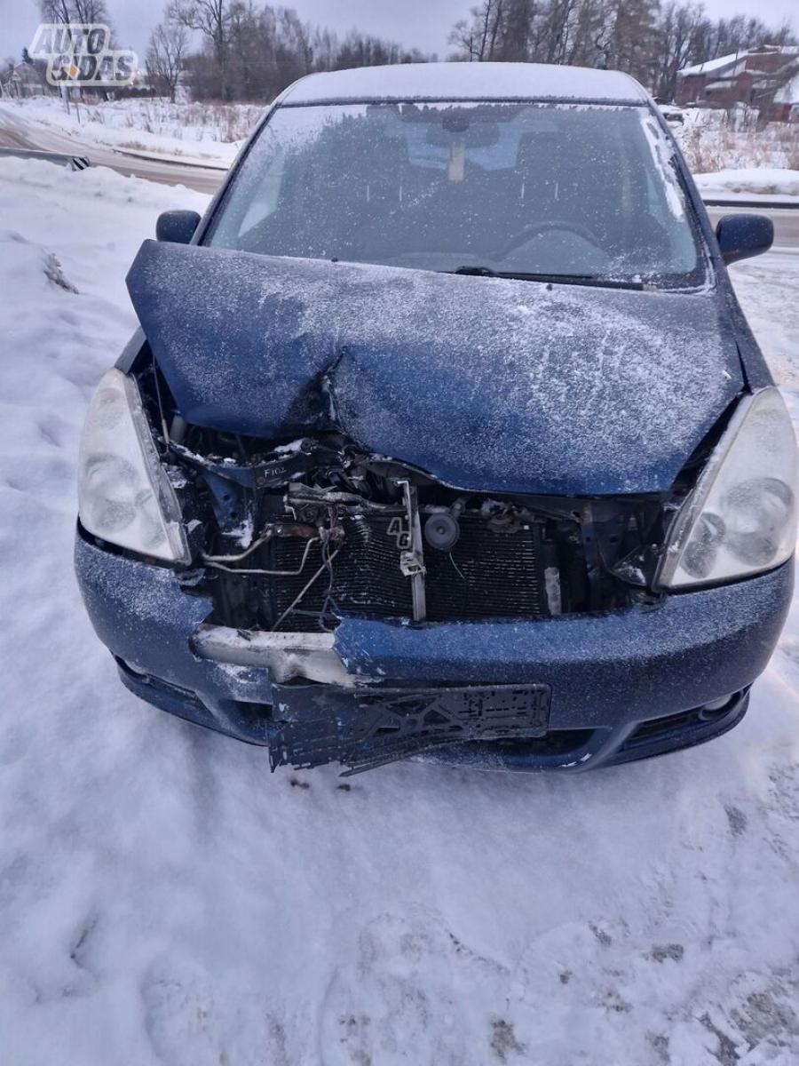 Blue Toyota Corolla Verso 2005 in Vilnius, with an engine capacity of 1.80 L and mileage of 305 thousand km for 800 €, photo 1 on AUTOMOTO.COM.LV