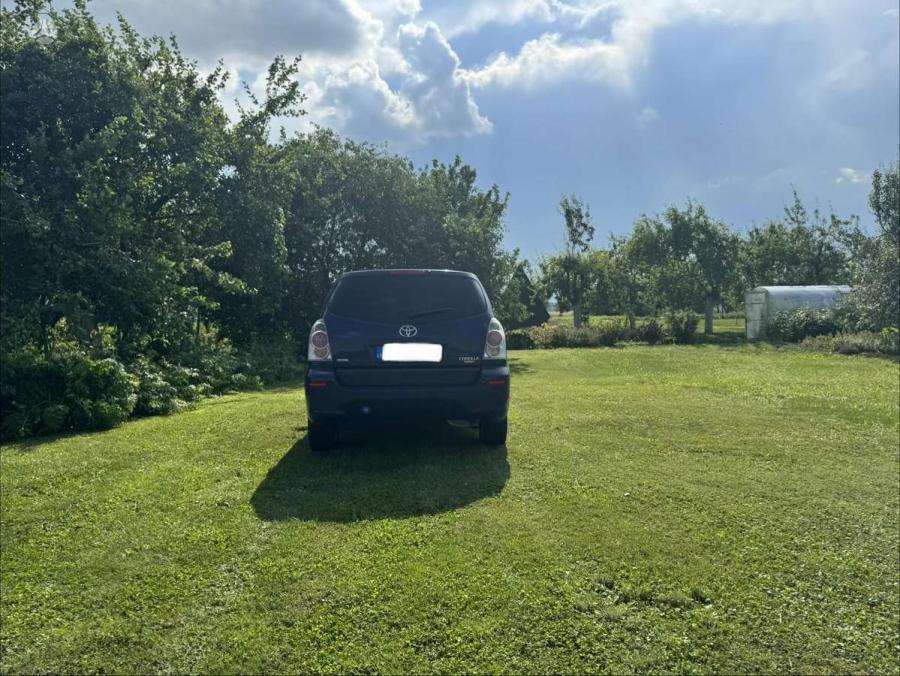 Blue Toyota Corolla Verso 2005 in Kedainiai, with an engine capacity of 2.00 L and mileage of 257 thousand km for 2300 €, photo 3 on AUTOMOTO.COM.LV