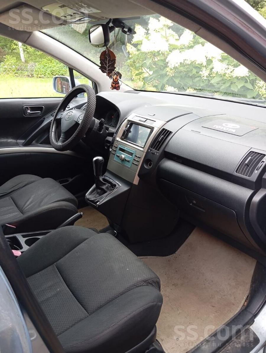 Zils Toyota Corolla Verso 2005 Rīga, ar dzinēja tilpumu 2.00 L un nobraukumu 280 tūkst. km par 600 €, foto 4 vietnē AUTOMOTO.COM.LV