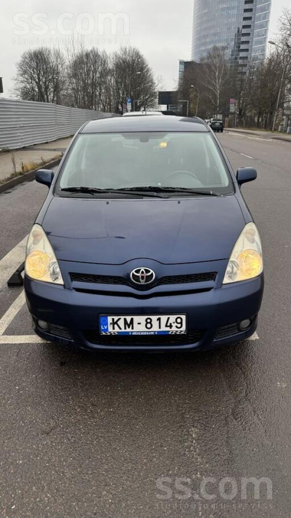 Blue Toyota Corolla Verso 2006 in Riga, with an engine capacity of 2.20 L and mileage of 369 thousand km for 1500 €, photo 3 on AUTOMOTO.COM.LV