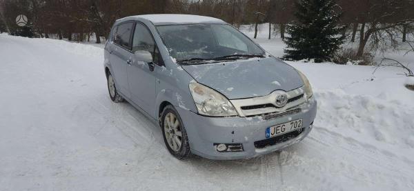 Blue Toyota Corolla Verso 2006 in Ariogala, with an engine capacity of 2.20 L and mileage of 391 thousand km for 1000 €, photo 1 on AUTOMOTO.COM.LV