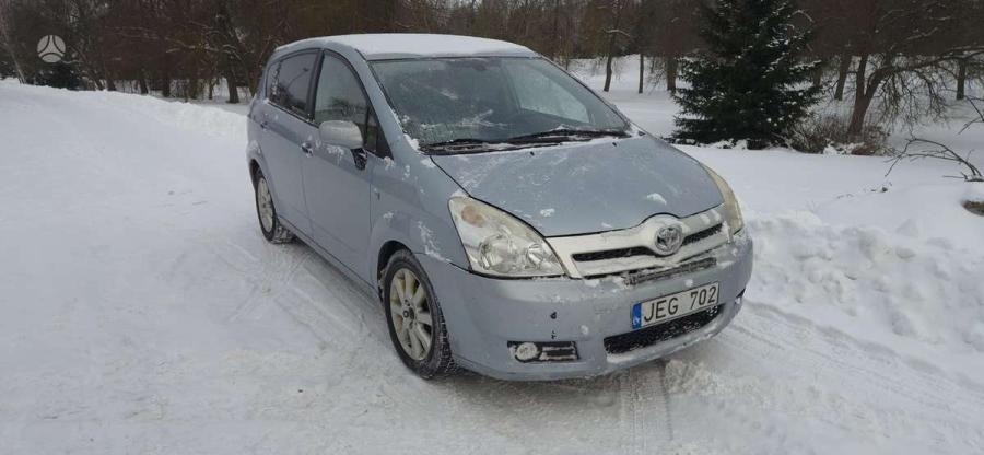 Blue Toyota Corolla Verso 2006 in Ariogala, with an engine capacity of 2.20 L and mileage of 391 thousand km for 1000 €, photo 1 on AUTOMOTO.COM.LV