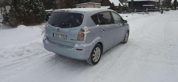 Blue Toyota Corolla Verso 2006 in Ariogala, with an engine capacity of 2.20 L and mileage of 391 thousand km for 1000 €, photo 2 on AUTOMOTO.COM.LV