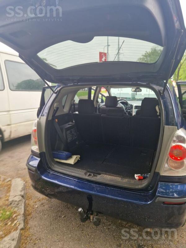 Blue Toyota Corolla Verso 2006 in Riga, with an engine capacity of 2.20 L and mileage of 409 thousand km for 1750 €, photo 6 on AUTOMOTO.COM.LV