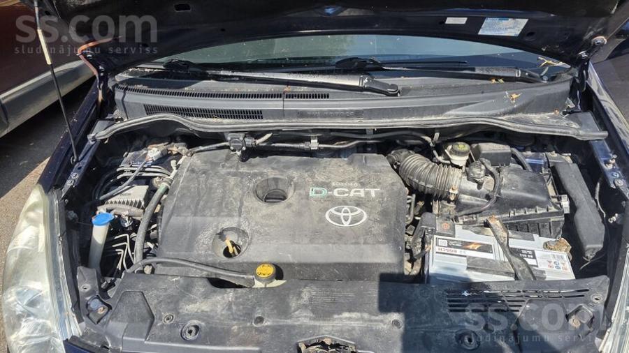 Blue Toyota Corolla Verso 2006 in Valmiera, with an engine capacity of 2.20 L and mileage of 358 thousand km for 600 €, photo 6 on AUTOMOTO.COM.LV