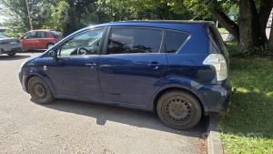 Blue Toyota Corolla Verso 2006 in Valmiera, with an engine capacity of 2.20 L and mileage of 358 thousand km for 600 €, photo 12 on AUTOMOTO.COM.LV