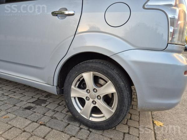 Zils Toyota Corolla Verso 2007 Rēzekne, ar dzinēja tilpumu 2.20 L un nobraukumu 341 tūkst. km par 1700 €, foto 5 vietnē AUTOMOTO.COM.LV