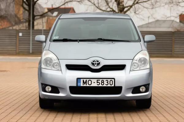 Blue Toyota Corolla Verso 2008 in Jelgava, with an engine capacity of 2.20 L and mileage of 239 thousand km for 3500 €, photo 3 on AUTOMOTO.COM.LV