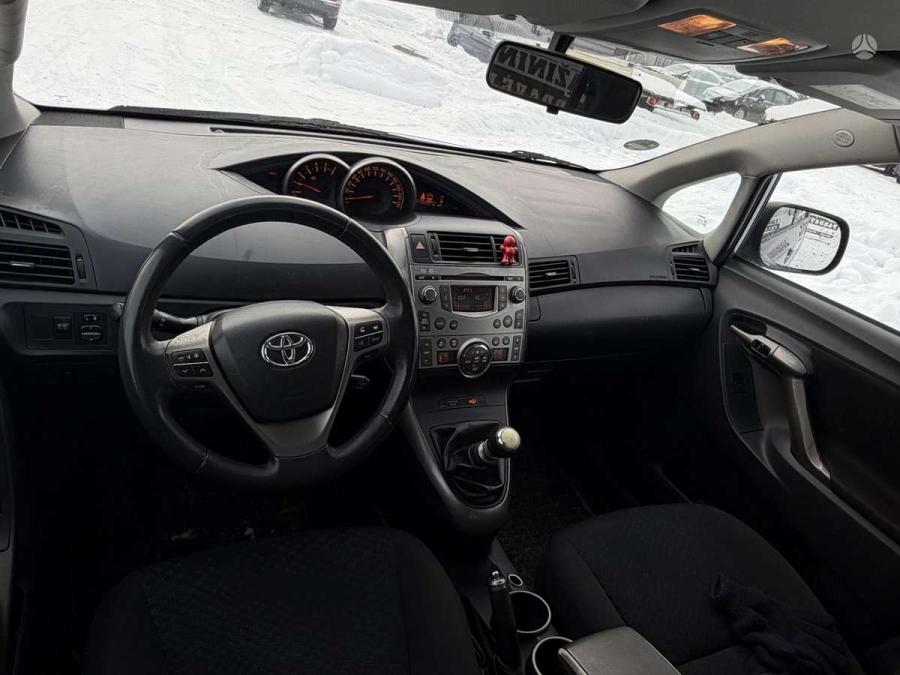 Zils Toyota Corolla Verso 2009 Viļņa, ar dzinēja tilpumu 2.00 L un nobraukumu 232 tūkst. km par 3700 €, foto 11 vietnē AUTOMOTO.COM.LV