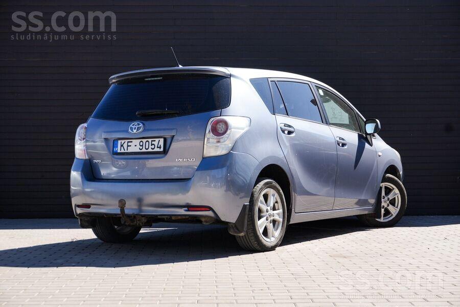 Blue Toyota Corolla Verso 2009 in Riga, with an engine capacity of 2.00 L and mileage of 293 thousand km for 5290 €, photo 4 on AUTOMOTO.COM.LV