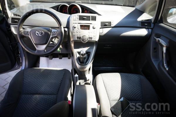 Zils Toyota Corolla Verso 2009 Rīga, ar dzinēja tilpumu 2.00 L un nobraukumu 293 tūkst. km par 5290 €, foto 5 vietnē AUTOMOTO.COM.LV