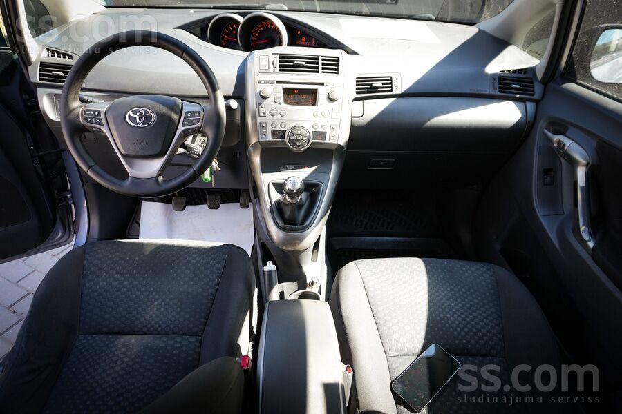 Blue Toyota Corolla Verso 2009 in Riga, with an engine capacity of 2.00 L and mileage of 293 thousand km for 5290 €, photo 6 on AUTOMOTO.COM.LV