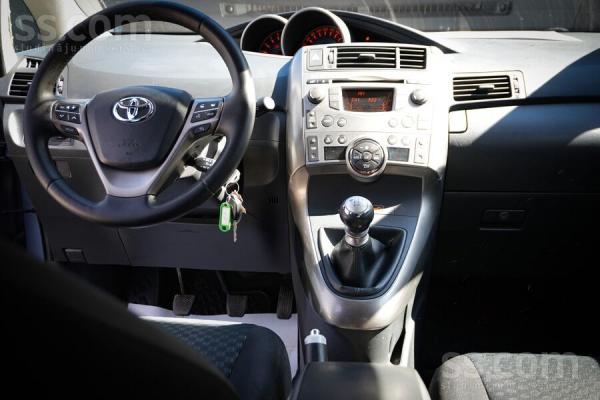 Zils Toyota Corolla Verso 2009 Rīga, ar dzinēja tilpumu 2.00 L un nobraukumu 293 tūkst. km par 5290 €, foto 6 vietnē AUTOMOTO.COM.LV