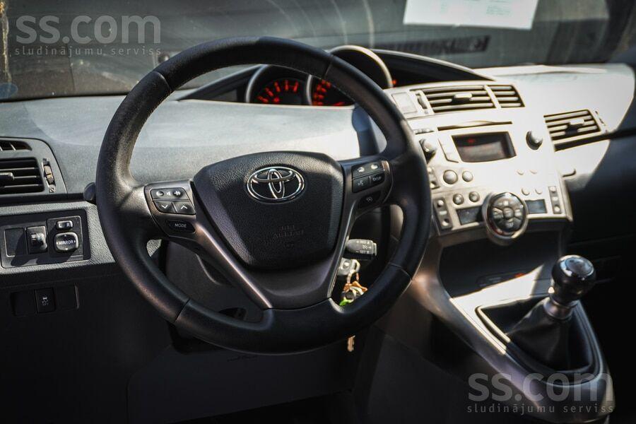 Blue Toyota Corolla Verso 2009 in Riga, with an engine capacity of 2.00 L and mileage of 293 thousand km for 5290 €, photo 8 on AUTOMOTO.COM.LV