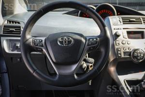 Blue Toyota Corolla Verso 2009 in Riga, with an engine capacity of 2.00 L and mileage of 293 thousand km for 5290 €, photo 9 on AUTOMOTO.COM.LV
