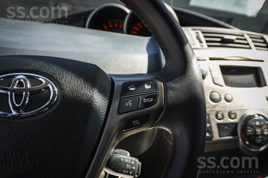 Blue Toyota Corolla Verso 2009 in Riga, with an engine capacity of 2.00 L and mileage of 293 thousand km for 5290 €, photo 15 on AUTOMOTO.COM.LV