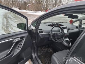 Blue Toyota Corolla Verso 2016 in Riga, with an engine capacity of 1.60 L and mileage of 212 thousand km for 9000 €, photo 3 on AUTOMOTO.COM.LV