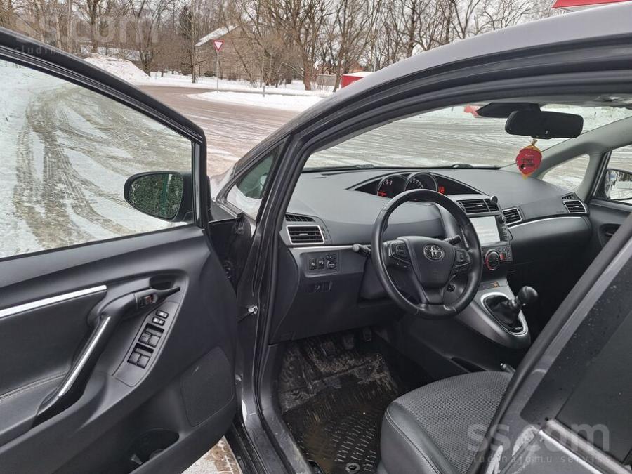 Blue Toyota Corolla Verso 2016 in Riga, with an engine capacity of 1.60 L and mileage of 212 thousand km for 9000 €, photo 3 on AUTOMOTO.COM.LV