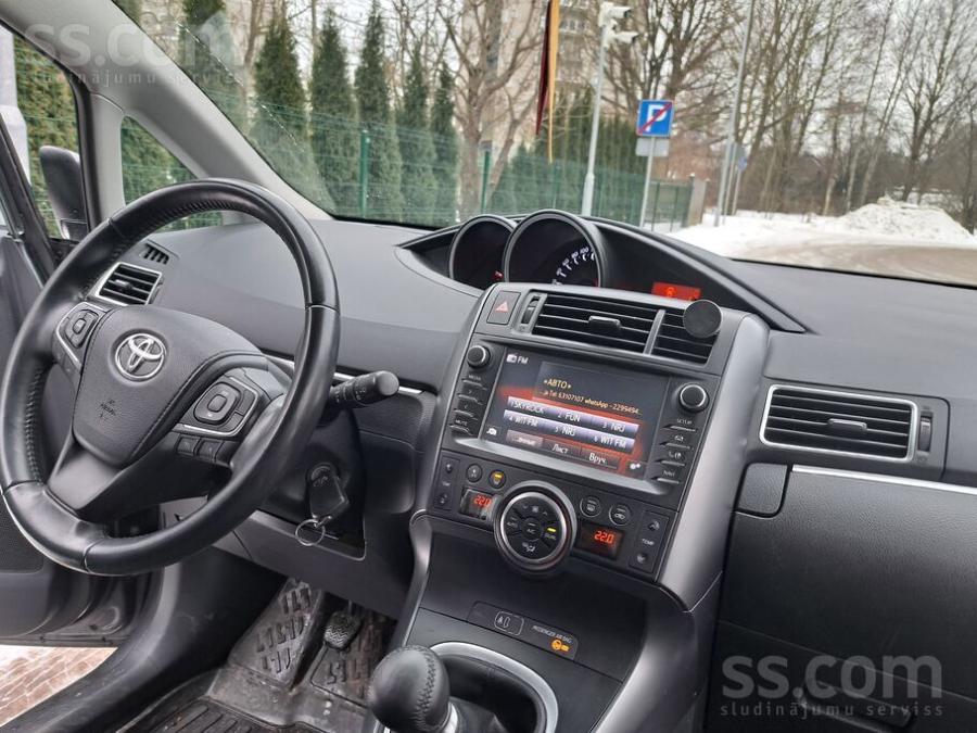 Blue Toyota Corolla Verso 2016 in Riga, with an engine capacity of 1.60 L and mileage of 212 thousand km for 9000 €, photo 4 on AUTOMOTO.COM.LV