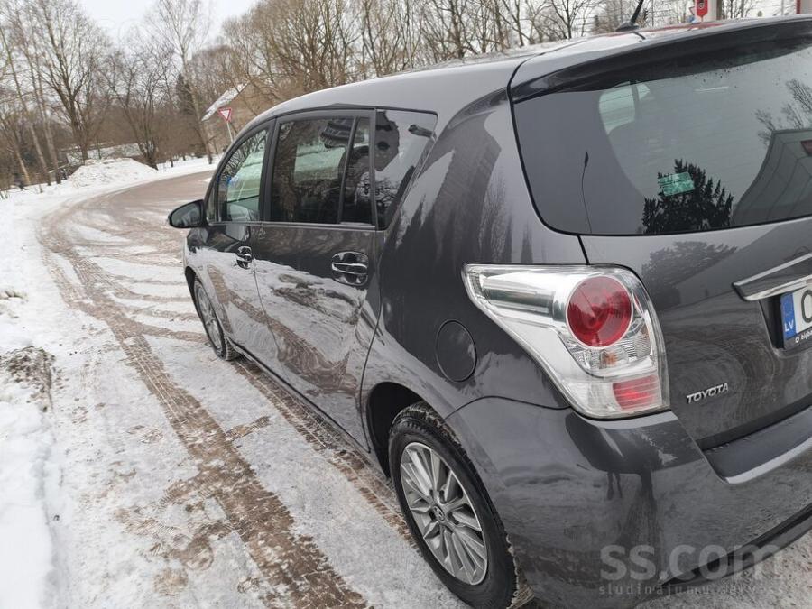 Blue Toyota Corolla Verso 2016 in Riga, with an engine capacity of 1.60 L and mileage of 212 thousand km for 9000 €, photo 12 on AUTOMOTO.COM.LV