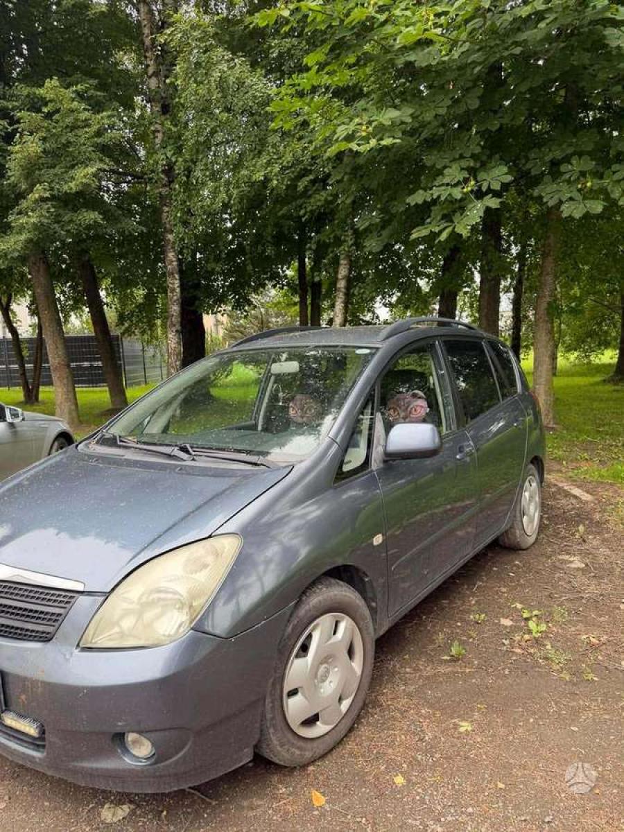 Blue Toyota Corolla Verso 2002 in Kaunas, with an engine capacity of 0.00 L and mileage of 300 thousand km for 1100 €, photo 4 on AUTOMOTO.COM.LV