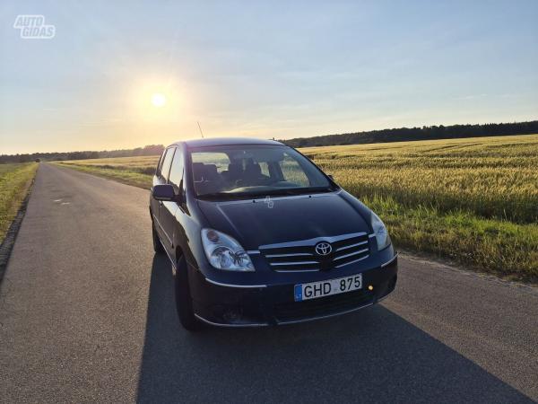 Zils Toyota Corolla Verso 2002 Vievis, ar dzinēja tilpumu 2.00 L un nobraukumu 280 tūkst. km par 750 €, foto 2 vietnē AUTOMOTO.COM.LV