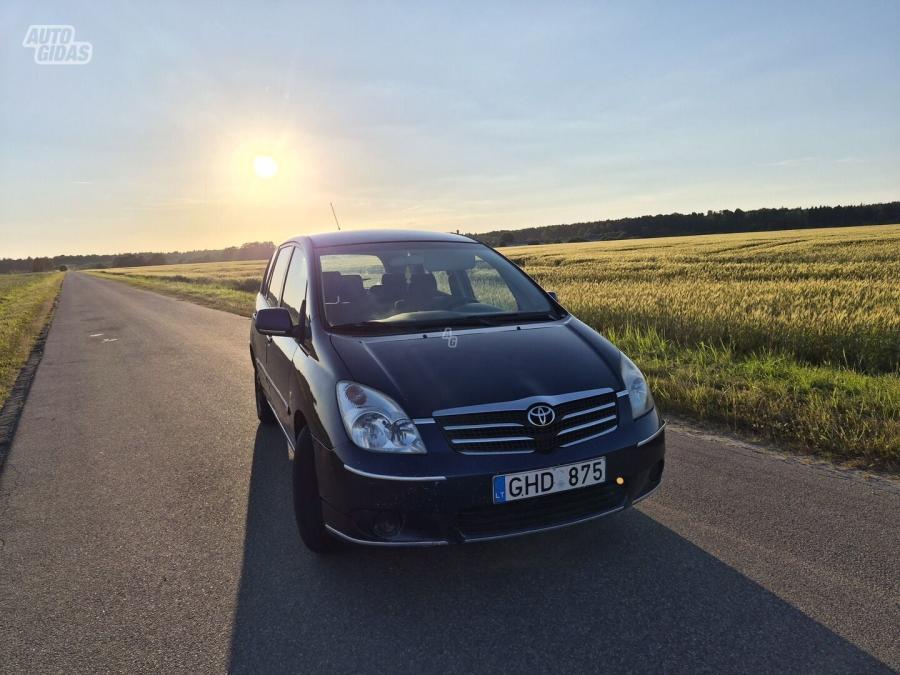 Zils Toyota Corolla Verso 2002 Vievis, ar dzinēja tilpumu 2.00 L un nobraukumu 280 tūkst. km par 750 €, foto 3 vietnē AUTOMOTO.COM.LV
